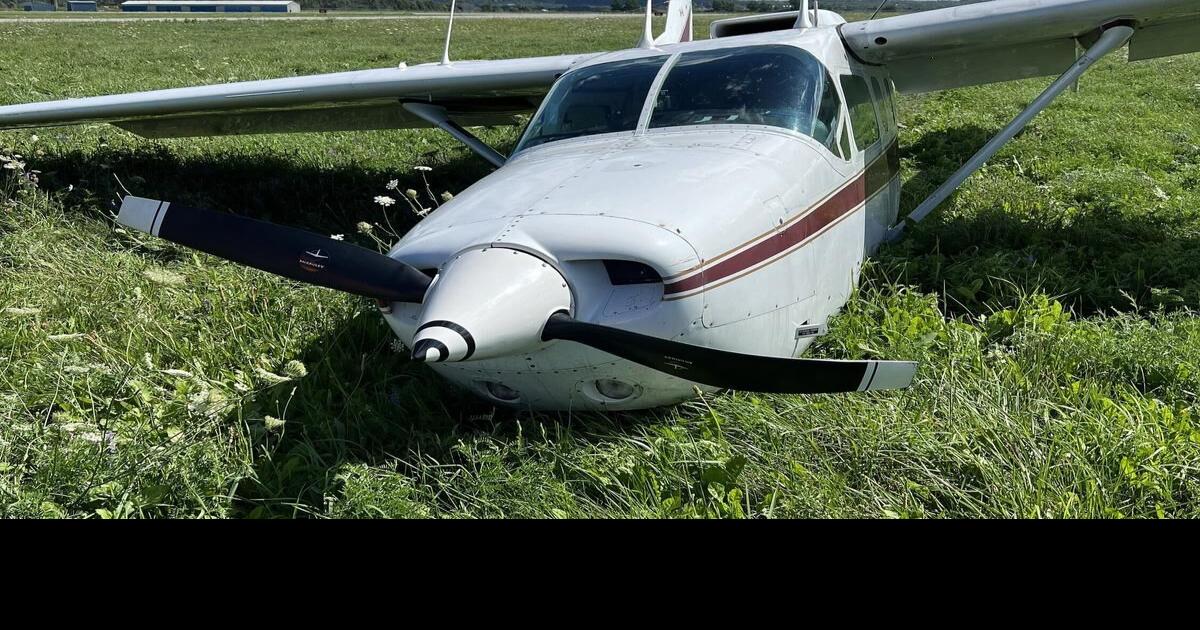 Pilot ensures smooth landing for passengers after landing gear failure