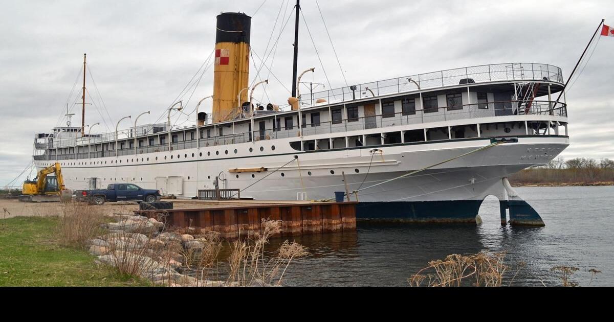 Historic Great Lakes passenger ship bound for Welland Canal