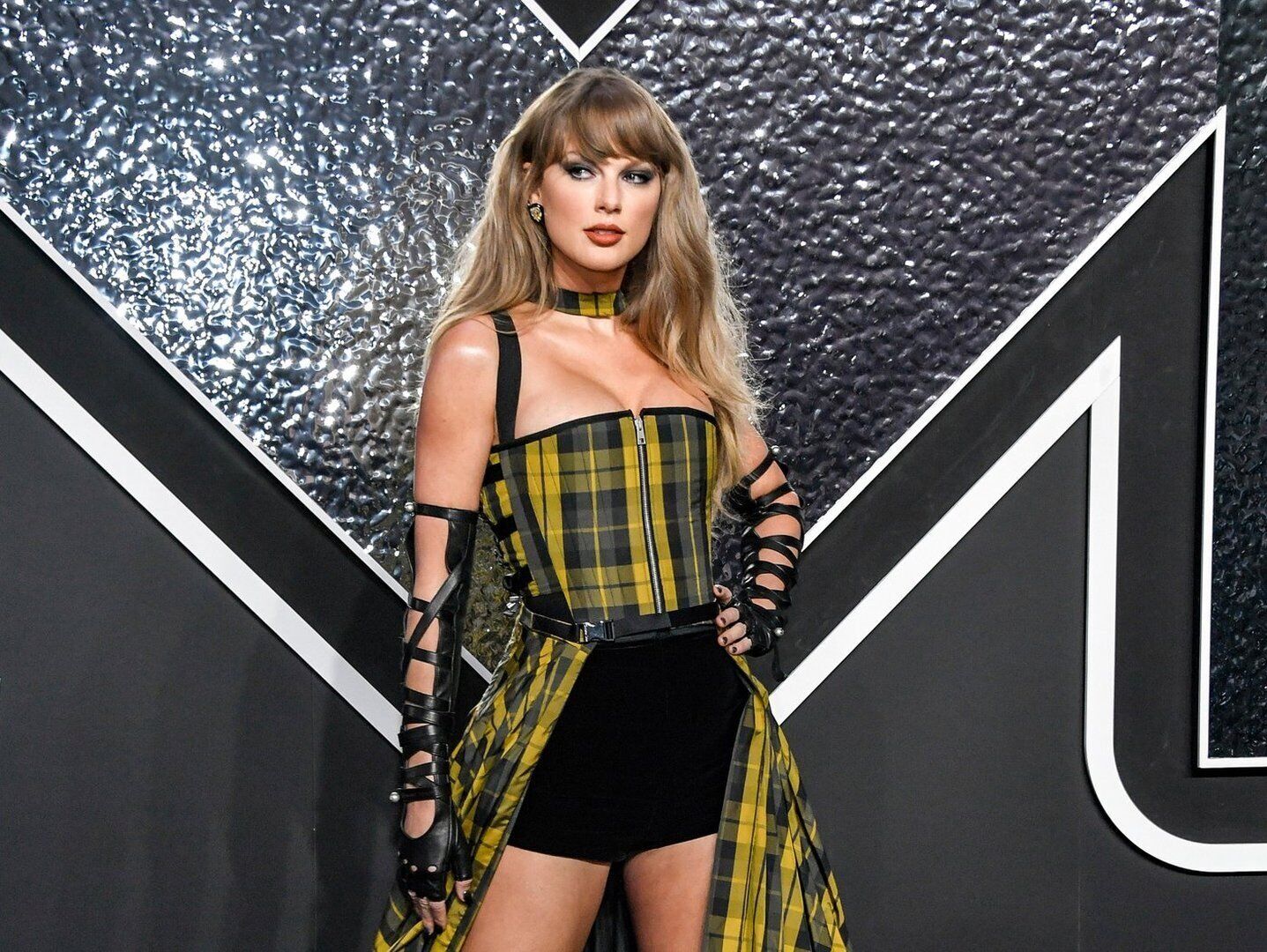 Alanis Morissette, Taylor Swift, members of Kiss and more get into ...