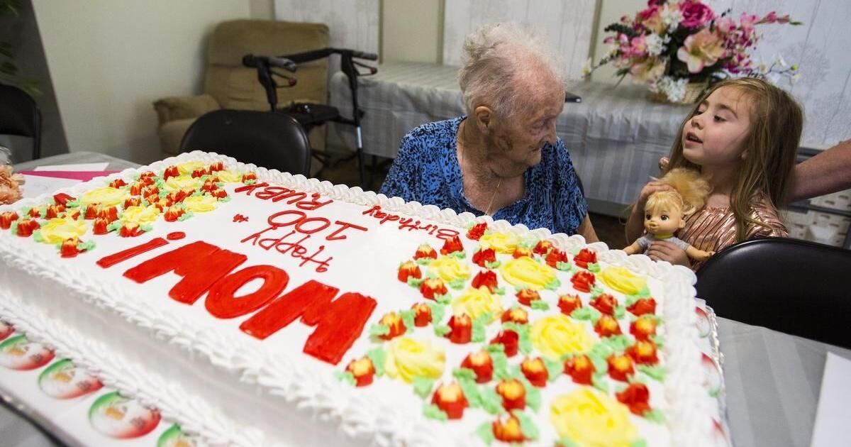 Niagara Falls Blue Jays fan turns 100
