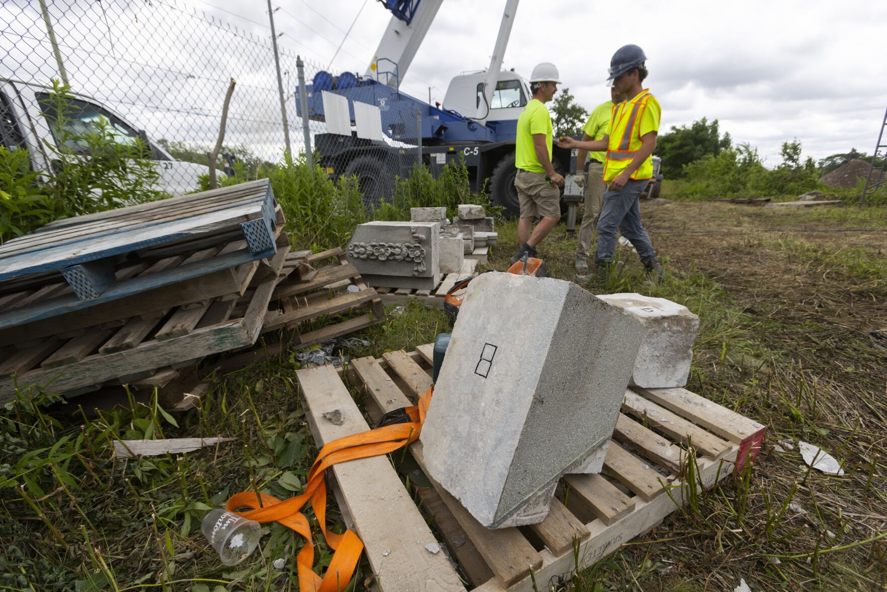 Crews dismantling old St. Catharines hospital archway