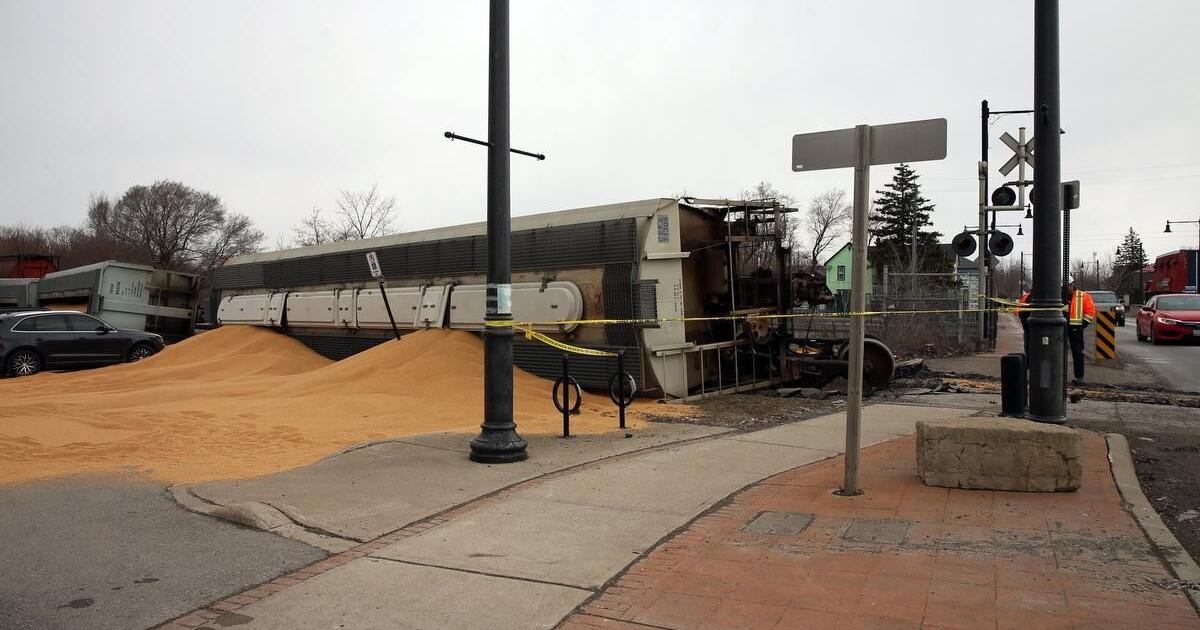 Train carrying wheat derails in Port Colborne