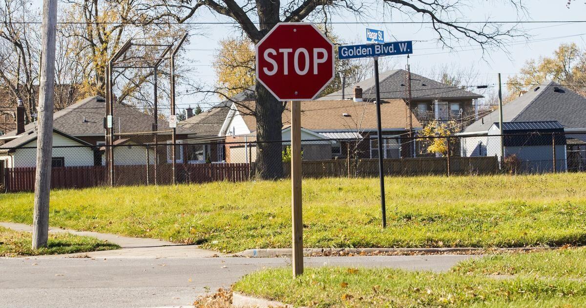 Flashing lights going atop stop signs on Welland’s Golden Boulevard West