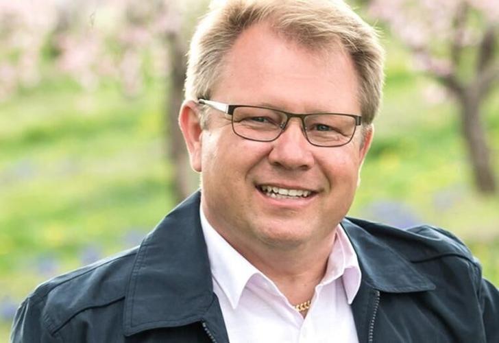 Political veterans vie for seat in Niagara West