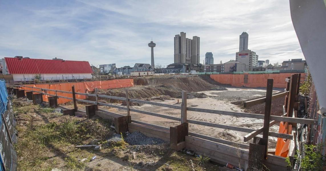 Falls mulling ways to ensure construction sites look better