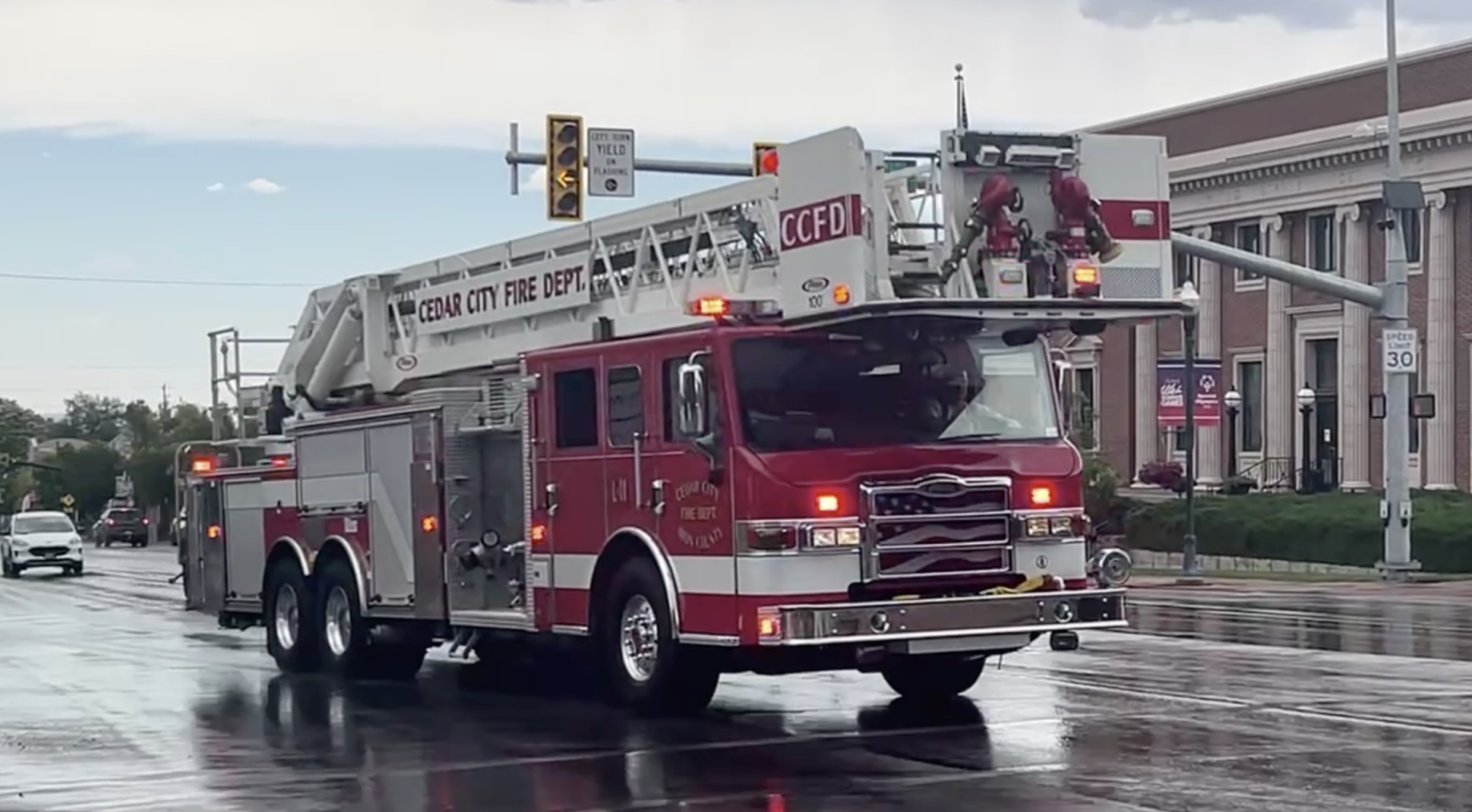 Firefighters battle blaze at Cedar City apartment complex | Flood And ...