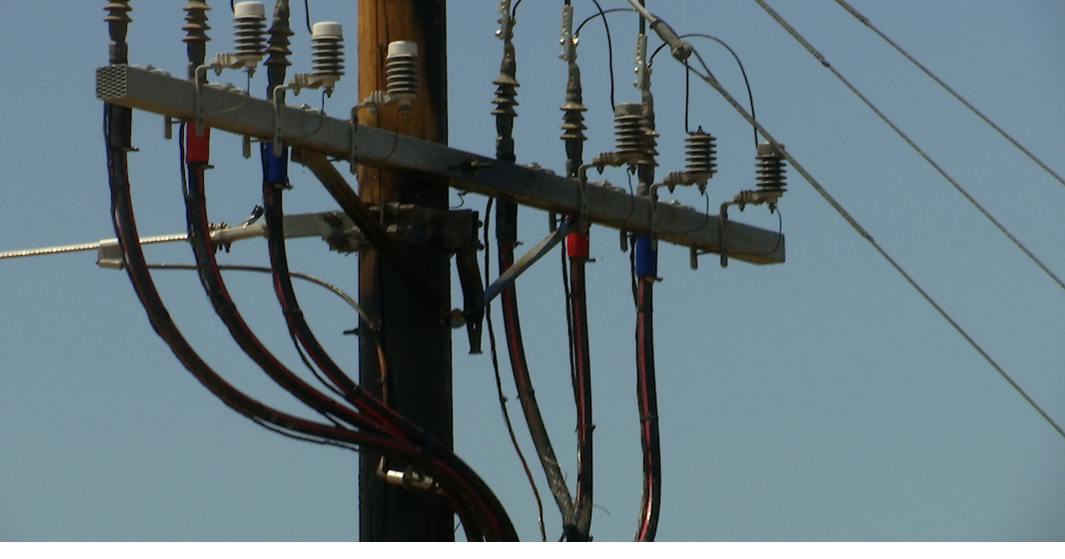 High-voltage power line catches fire, leaving hundreds without power ...