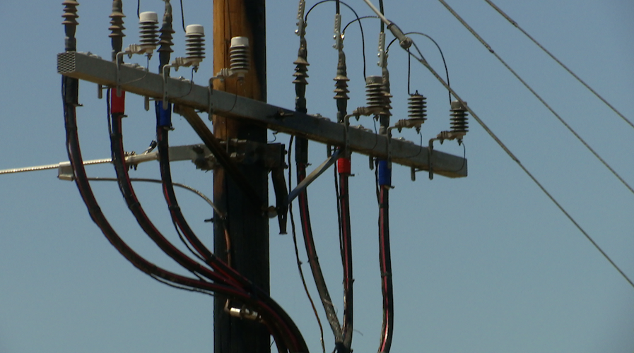 High-voltage power line catches fire, leaving hundreds without power ...