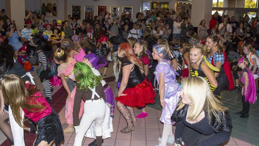 Fuzion flash mob tricks Red Cliffs Mall goers with dancing treat | Arts ...
