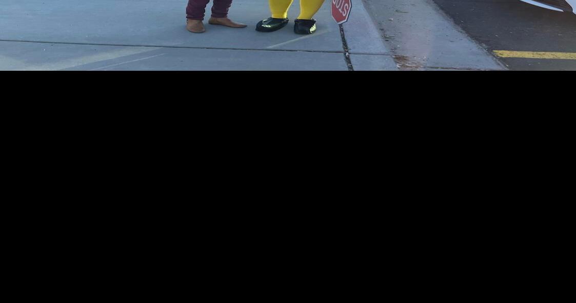 Crossing guard supervisor dressed as ‘Buddy the Elf’ brings joy ...