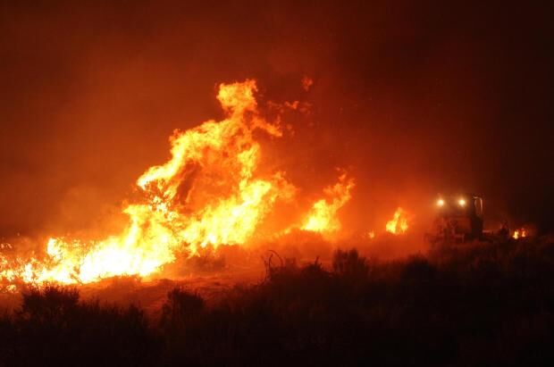 Firefighters double containment of Mangum Fire, work to reopen highways ...