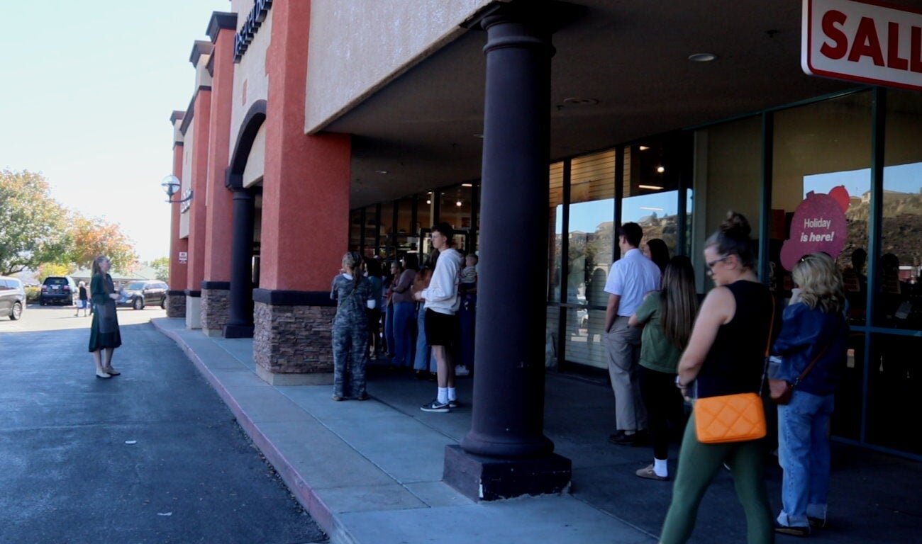 Latter-day Saints face 3-hour wait for sleeveless garments in St ...