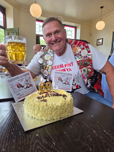 Booze fest! Man marks milestone by chugging beers at 4,500 pubs ...