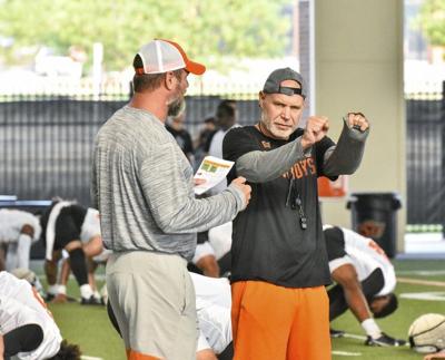 Notebook: Gundy 'fairly certain' Broyles finalist Knowles will coach at ...