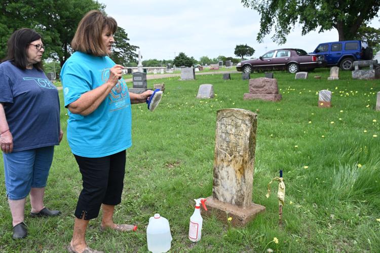 Daughters of the Union honor Civil War veterans | News | stwnewspress.com