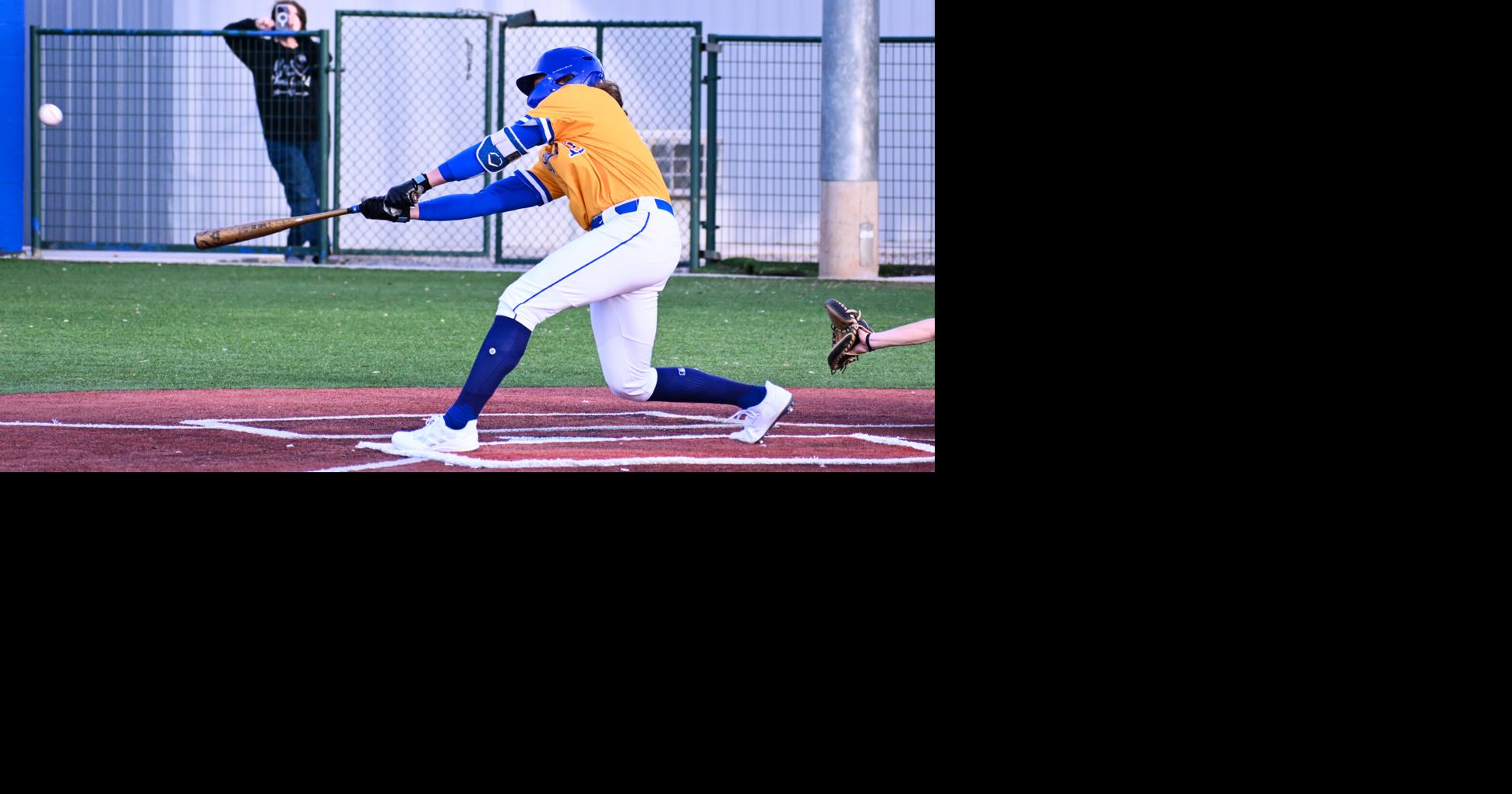 Gage Gundy connects for double.jpg | | stwnewspress.com