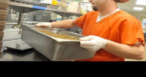Jail inmates cooking turkey and fixings | | stwnewspress.com