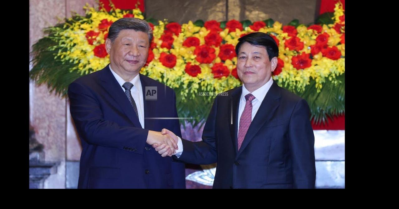 Chinese President lays wreath at Ho Chi Minh mausoleum and meets with ...