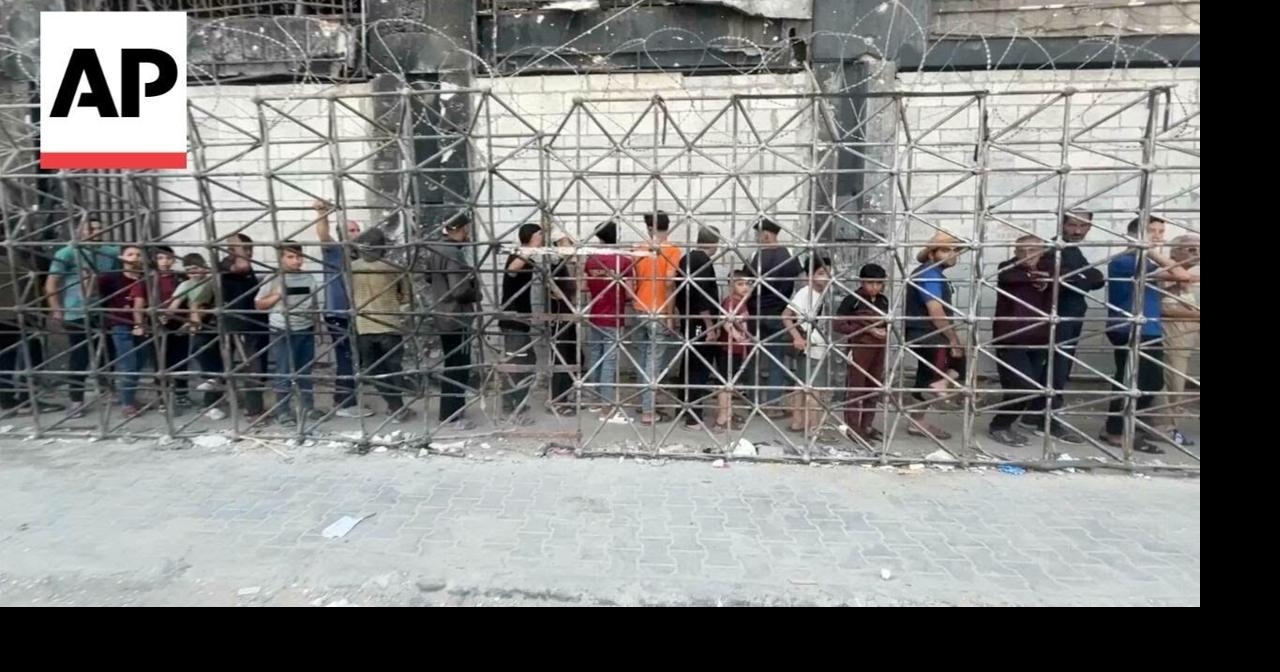Desperate Palestinians queue for bread at bakery in Gaza City amid ...