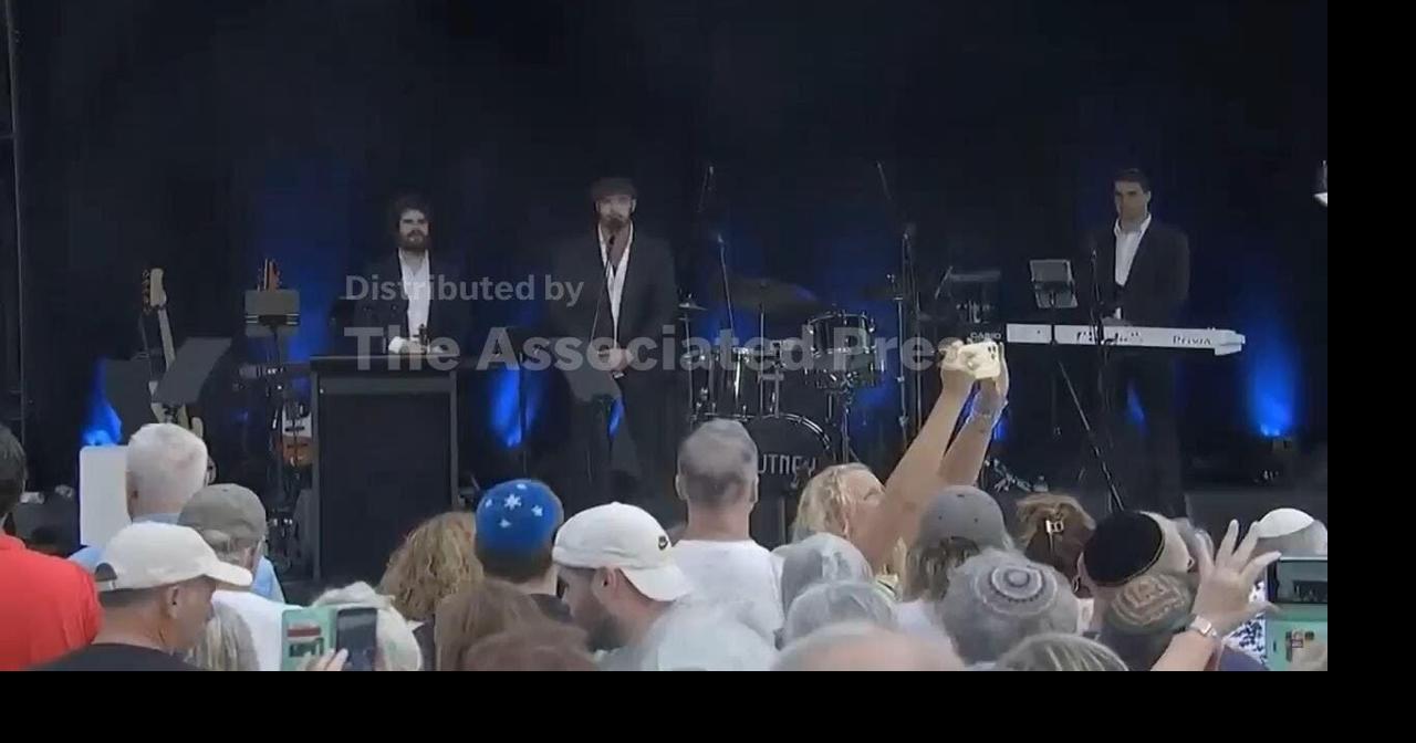 Thousands of mourners at Sydney's Bondi Beach for memorial to honour ...