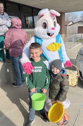Easter Bunny visits ACM | Audubon | swiowanewssource.com