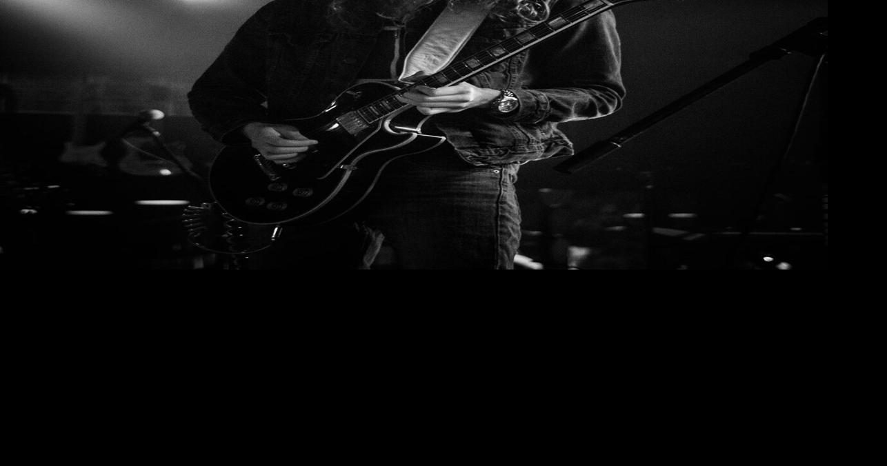 Spotlight finds Mears and his guitar | Photo Galleries | swoknews.com