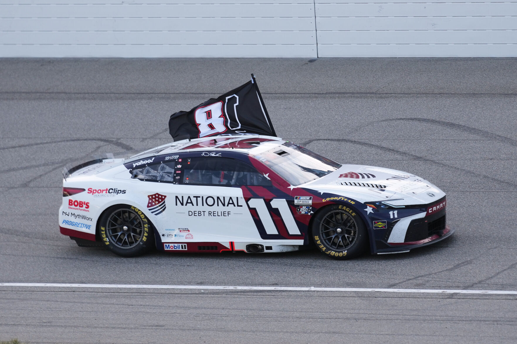 Hamlin dedicates NASCAR victory at Michigan to Kyle Busch after tying ...