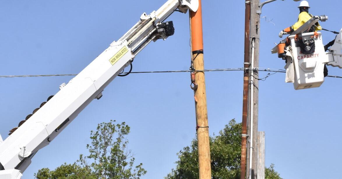 Setting a new power pole | News | swoknews.com