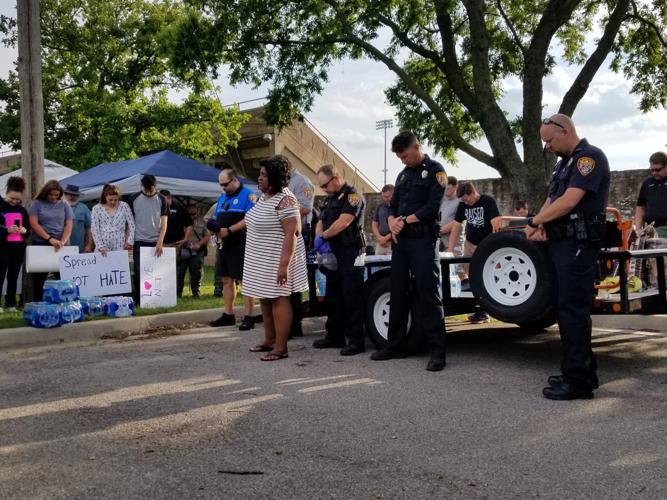 Duncan police stand beside protesters at rally | News | swoknews.com
