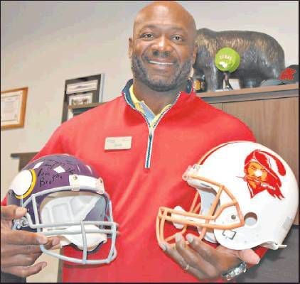 After career with both Bucs, Chiefs, Randle hard-pressed to play ...