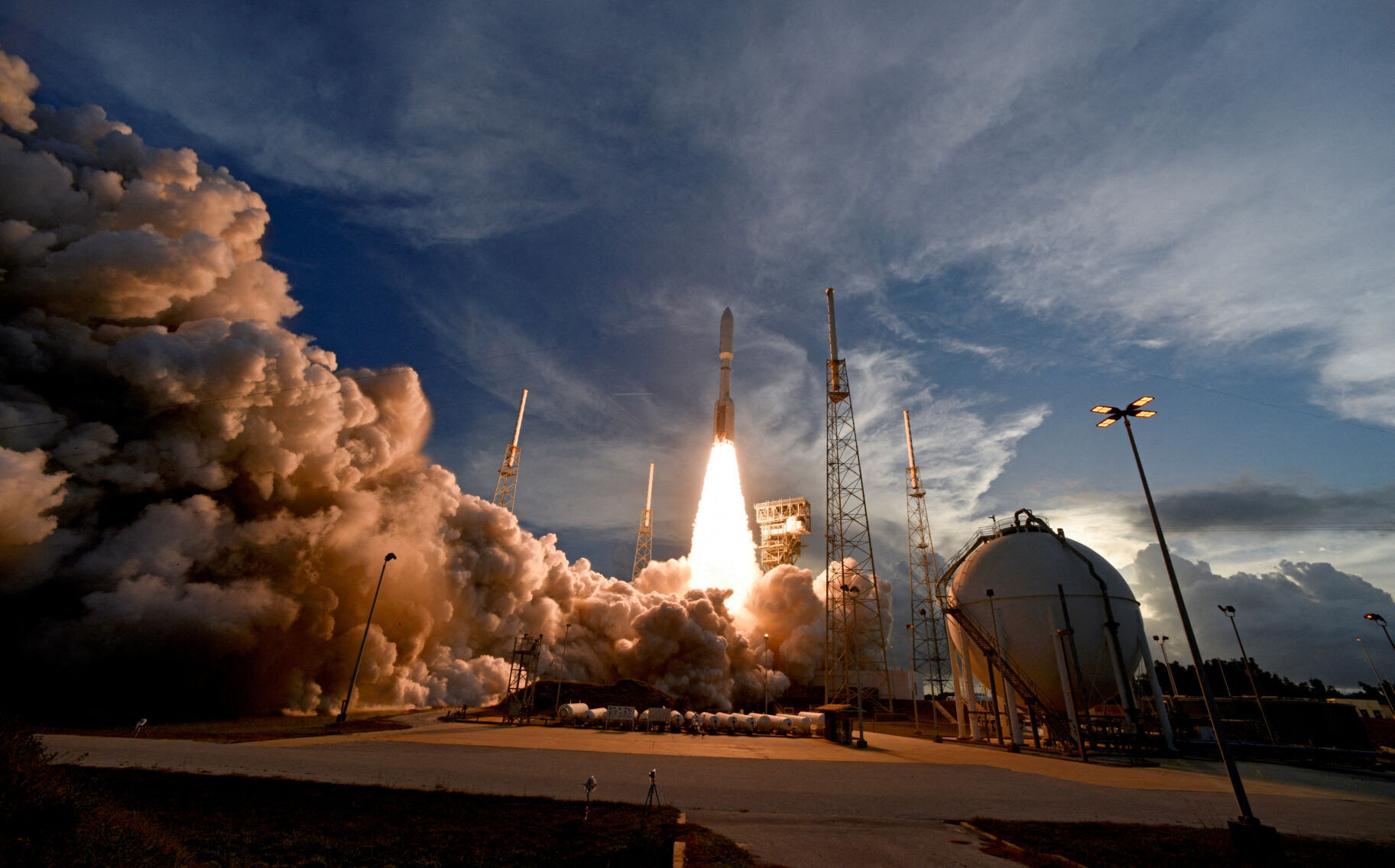Musk fires up SpaceX, Bezos pushes Blue Origin as US billionaires race ...