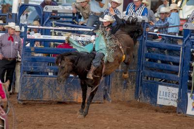 Apache native puts on show at tie-down roping | Sports | swoknews.com