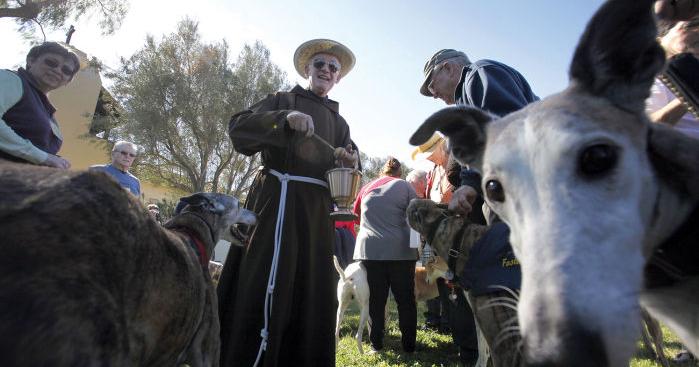 Priest blesses greyhounds gathered in Solvang | Local news | syvnews.com