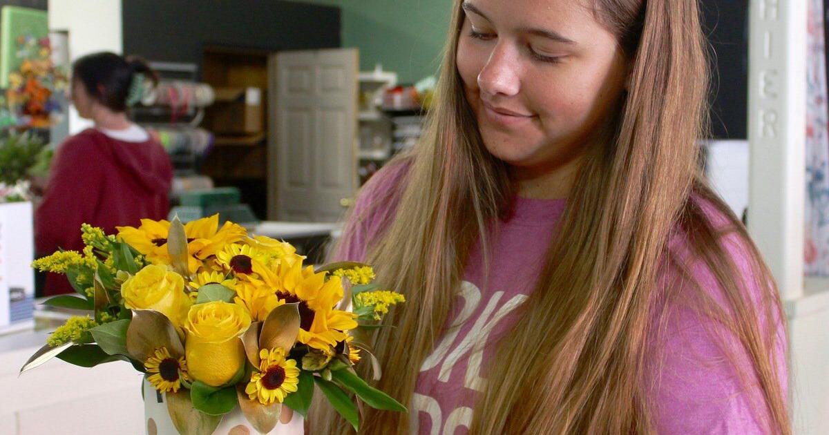 MIND YOUR MUMS: Fall florals fire up flamboyant gardens, bouquets ...