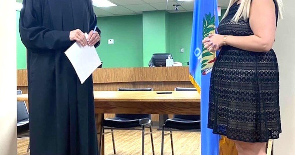 Dallis sworn in as municipal judge | News | tahlequahdailypress.com