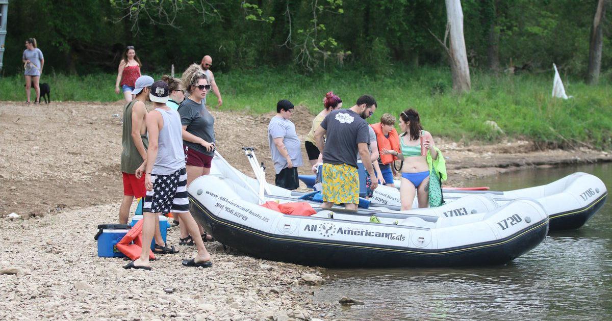 PADDLE PUSHERS: Floaters hit the Illinois River as a few outfits open ...