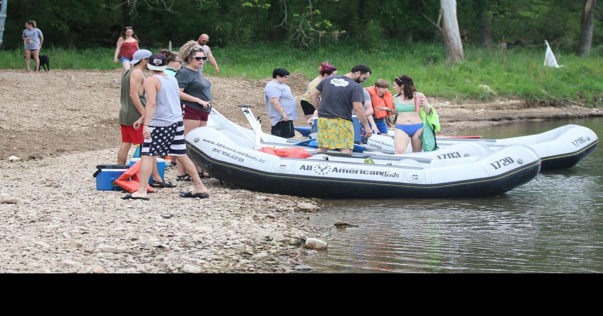 PADDLE PUSHERS: Floaters hit the Illinois River as a few outfits open ...