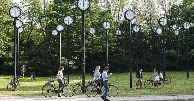 DON'T FORGET TO 'SPRING FORWARD' WITH CLOCKS SUNDAY! Why are clocks set ...