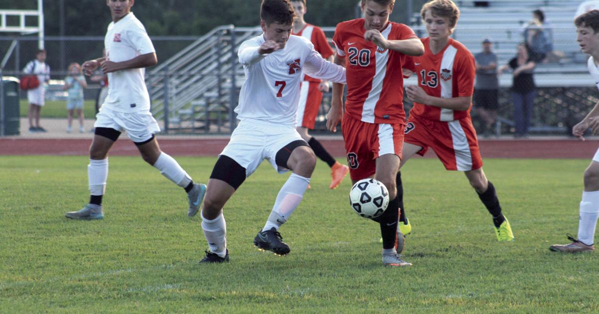 Holly Bronchos Maintain Perfect Metro League Start Sports Coverage