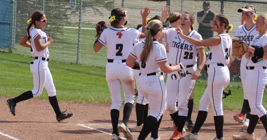 Fenton Softball Sweeps Flushing Faces Linden In Battle For Division