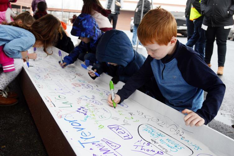 Kalama students sign beam for new elementary school