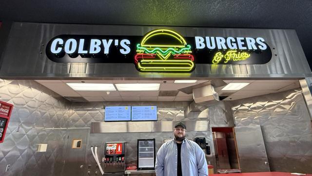New burger shop to open Friday in Kelso mall