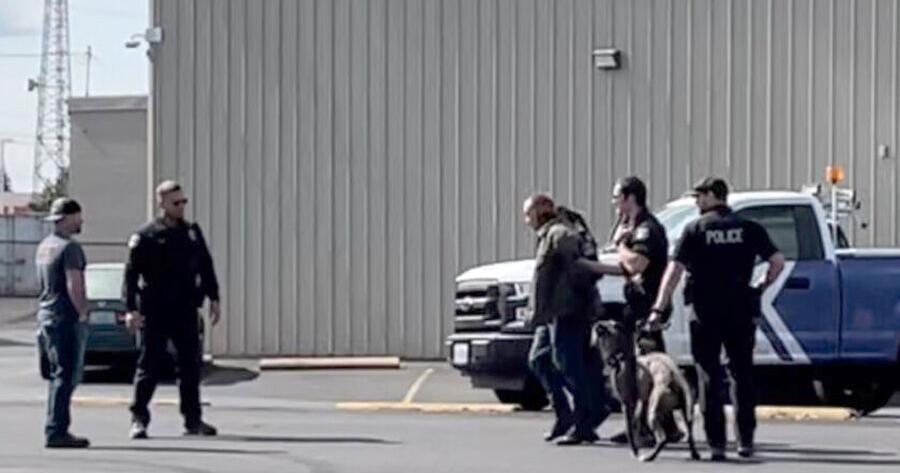 Longview man arrested on warrant after brief foot chase