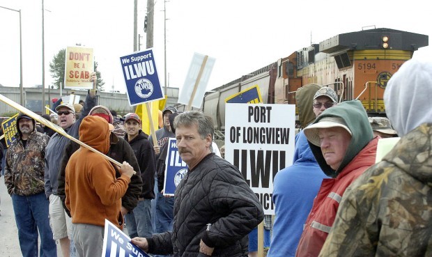 ILWU supporters protest as train delivers grain to EGT terminal