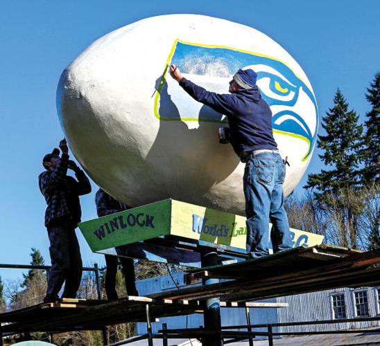 Super Egg: Artist decorates Winlock’s giant egg to show support