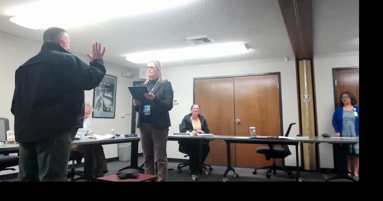 Rich Fletcher sworn in to Kelso school board