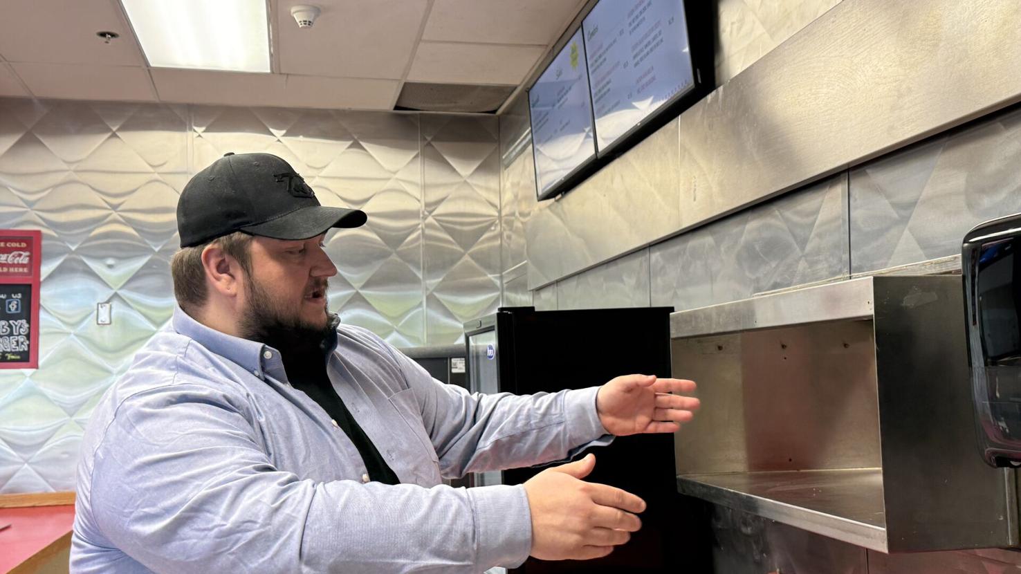 New burger shop to open Friday in Kelso mall