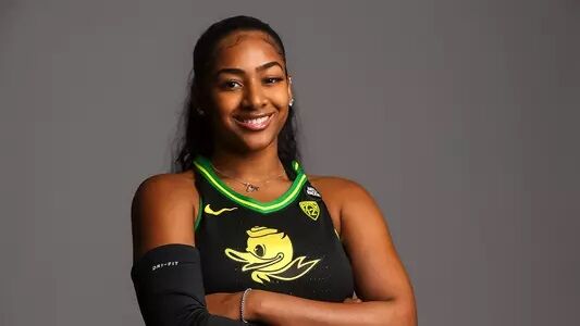 Deja Kelly jump-starts broadcasting career while starring for Oregon Ducks