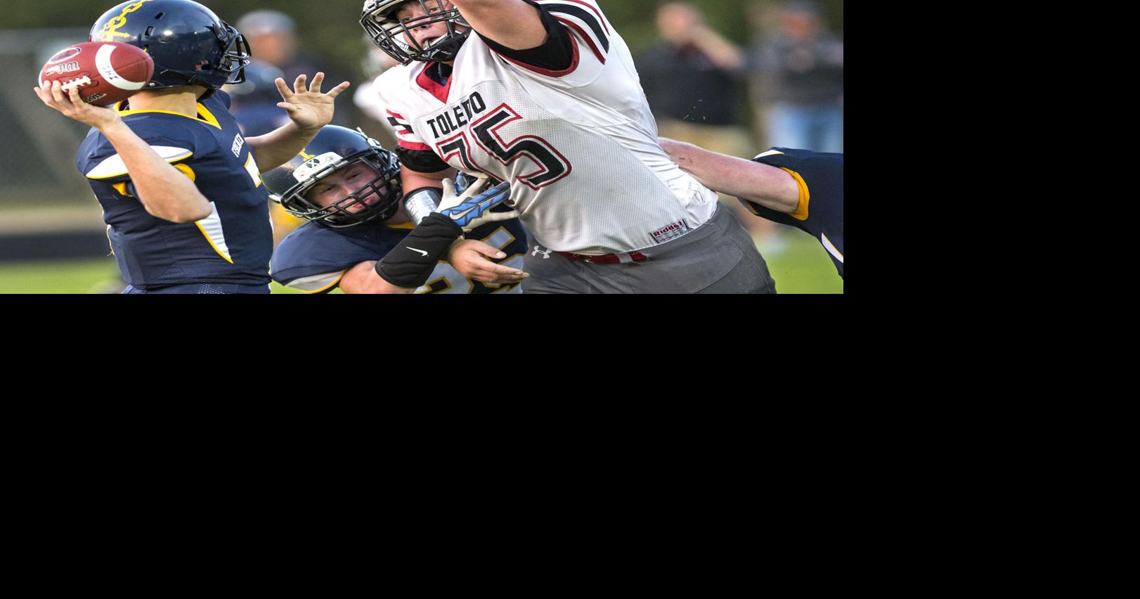 Prep Football: Indians roll past Ilwaco in anticipated interdivision battle