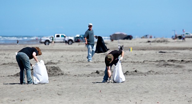 Hundreds of volunteers clean up trash and debris along beaches